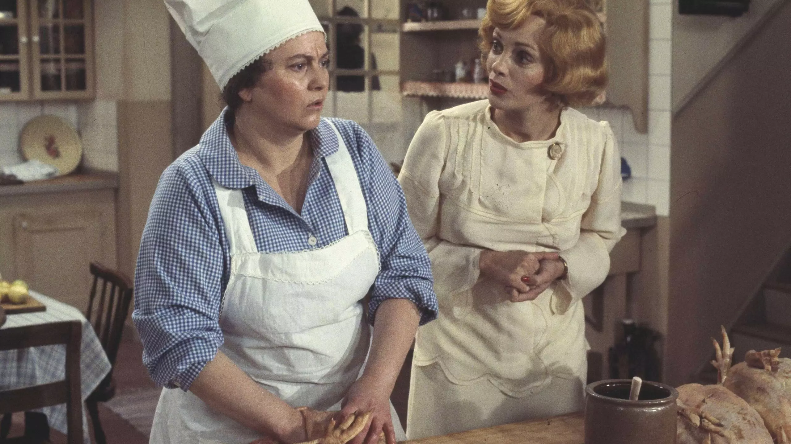 Nu kan du købe Maude og Ingeborgs Matador-kjoler på auktion - SeniorNews.dk